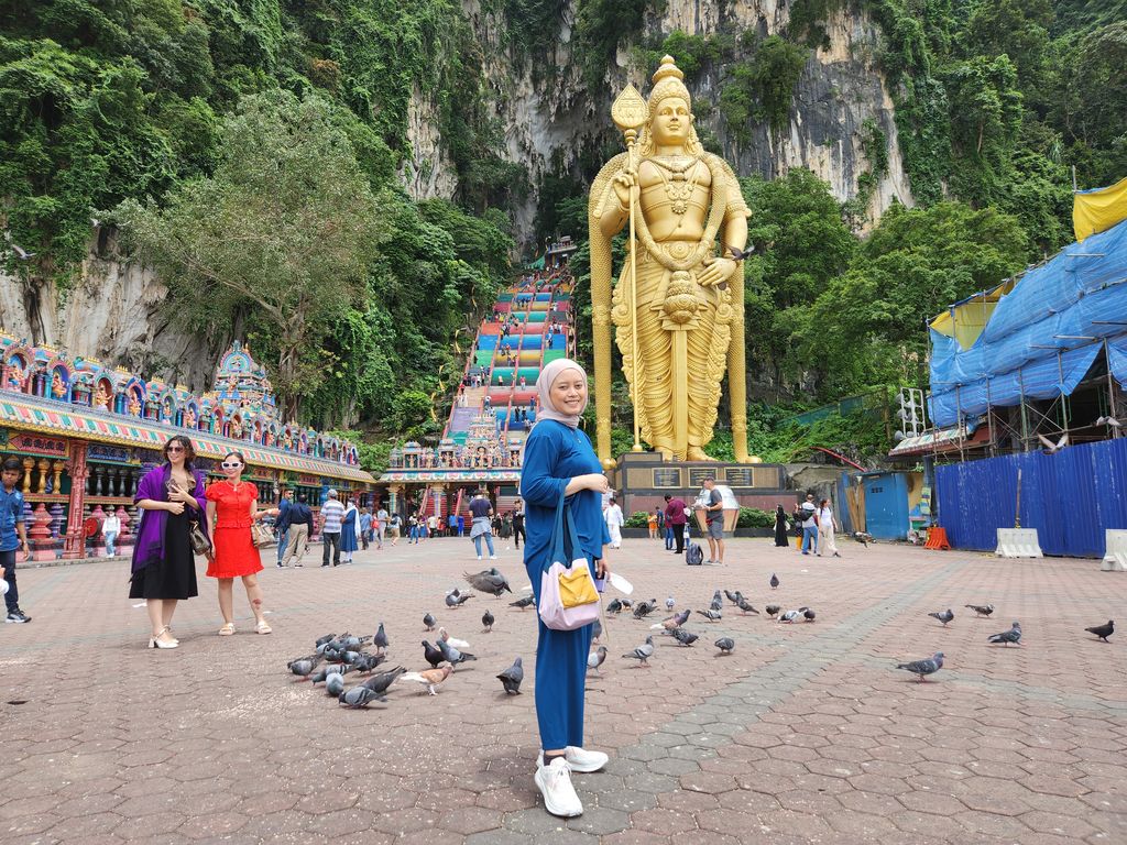 Mengunjungi Patung Dewa Murugan Raksasa di Batu Caves Malaysia